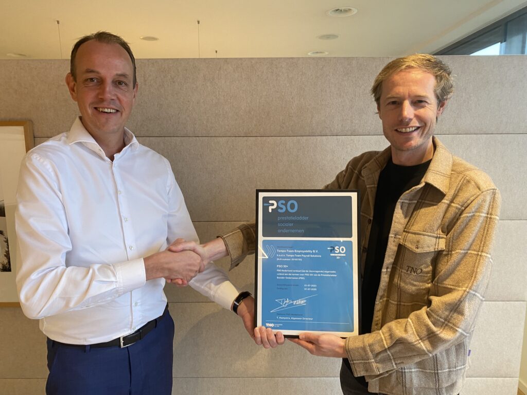 Martijn-Janssen-links-ontvangt-certificaat-van-algemeen-directeur-PSO ...